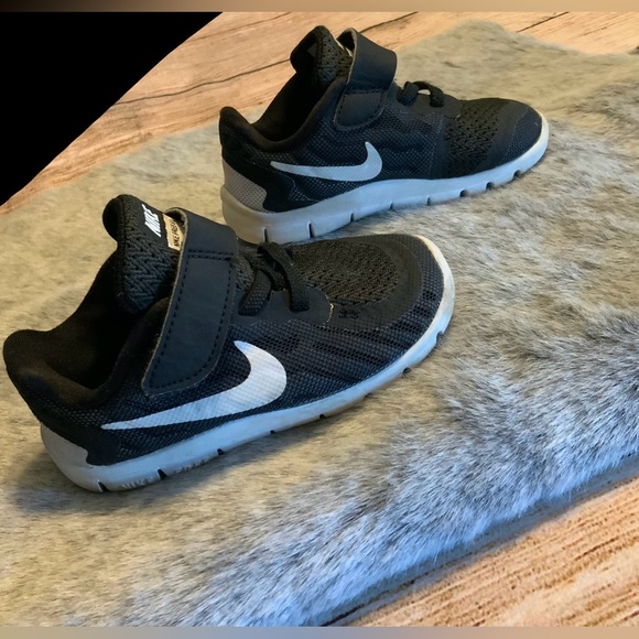 Nike | Shoes | Nike Kids Free Run Black White Velcro Strap Sneakers ...